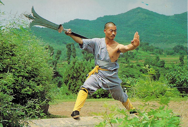 Shi Yan Ming blandiendo un arma tradicional | Revista Katana
